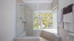 Quarto Duplo Standard | Casa de banho | Um polibã, toalhas fornecidas