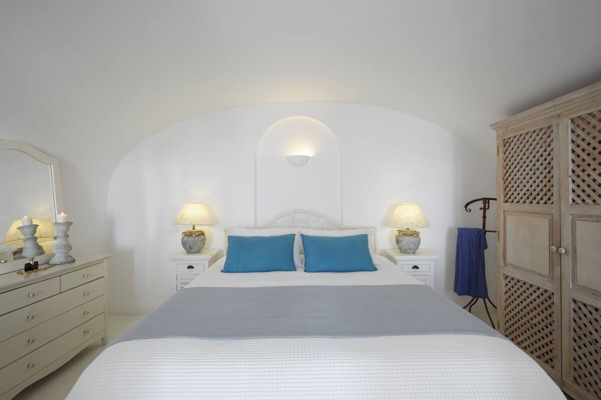 Elegant Suite with Sea View | Minibar, cofre no quarto, quartos insonorizados, ferro/tábua de engomar 