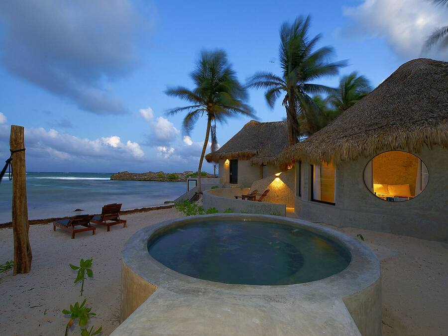 Oceanfront Two Double Beds Minipool | Roupa de alta qualidade, minibar, cofre no quarto