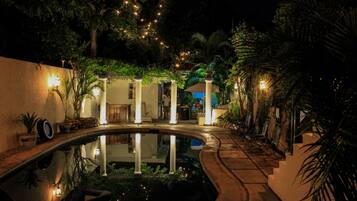 Piscina exterior, espreguiçadeiras