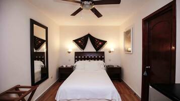 Quarto, 1 cama de casal | Roupa de alta qualidade, minibar, cofre no quarto