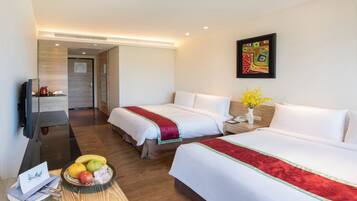 Frigobar, cofres nos quartos, escrivaninha, cortinas blackout
