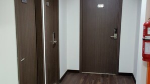 Um corredor com três portas, cada uma delas numerada.