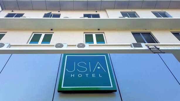 Placa de hotel com o nome 'USIA HOTEL' em destaque.