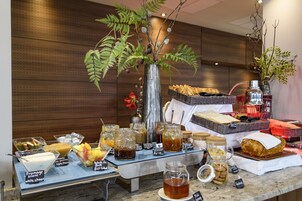 Café da manhã com buffet todos os dias mediante uma taxa
