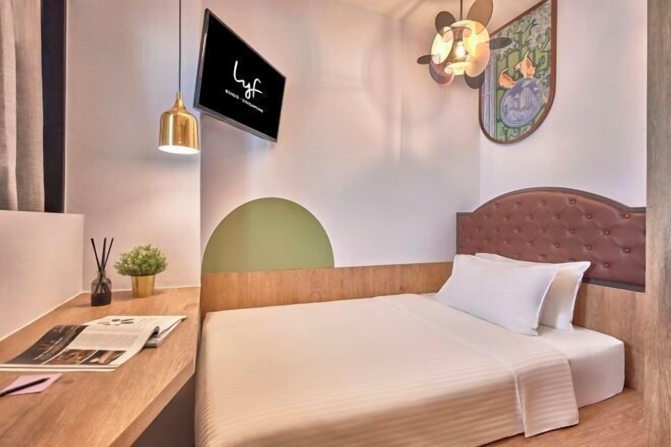 Cofre no quarto, com decoração personalizada 