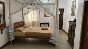 Quarto casal luxo, 1 cama Queen, vista para a montanha | 1 quarto, escrivaninha, espaço de trabalho para notebook