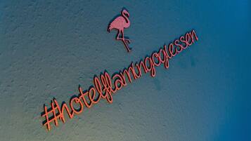 Hashtag #HotelFlamingogiesen numa superfície arenosa.