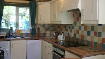 Casa de Campo Familiar, casa de banho privativa, vista para o jardim (self-catering) | Cozinha privada