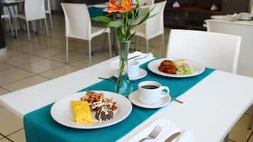 Café da manhã com pratos da culinária local grátis todos os dias