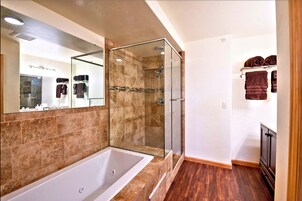 Quarto Deluxe | Duche na casa de banho