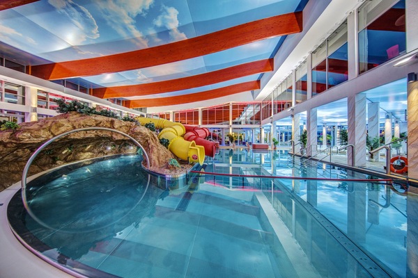 2 piscinas interiores, piscina exterior sazonal, toldos gratuitos