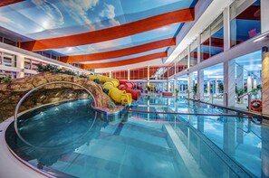 2 piscinas interiores, piscina exterior sazonal, toldos gratuitos 