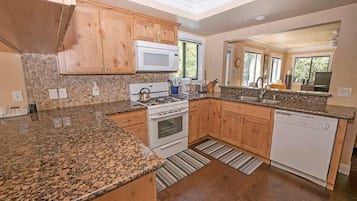 Casa, 4 quartos | Cozinha privada | Um frigorífico/congelador grande, um micro-ondas, um forno