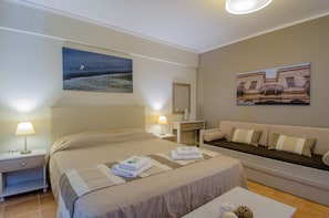 Quarto Triplo Superior (Triple) | Cofre no quarto, secretária, cortinas/cortinados opacos 