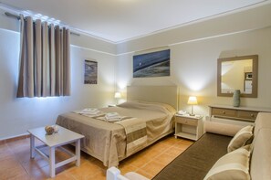 Quarto Triplo Superior (Triple) | Cofre no quarto, secretária, cortinas/cortinados opacos