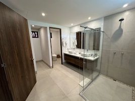 Quarto premium | Banheiro | Chuveiro, produtos de toalete grátis, secador de cabelo