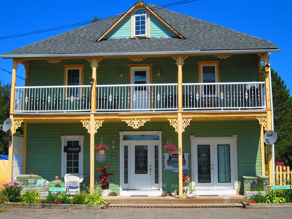 The Mcalpine House - Ontario 60