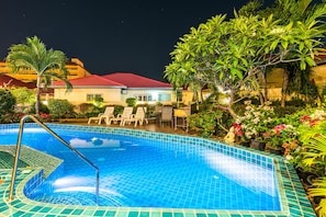 Piscina exterior, espreguiçadeiras 