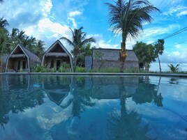 Piscina externa, espreguiçadeiras