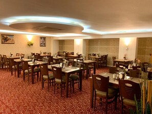 Café da manhã com buffet grátis todos os dias