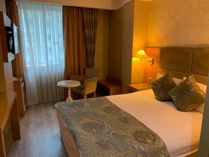 Quarto casal | Frigobar, cofres nos quartos, escrivaninha, quartos à prova de som