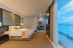 Suite Executiva, vista para o oceano | Roupa de alta qualidade, minibar, cofre no quarto, secretária