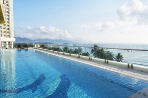 Piscina exterior, guarda-sóis, espreguiçadeiras