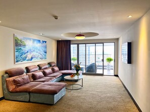Grand Two Bedroom Suite City with Balcony | Roupas de cama premium, frigobar, cofres nos quartos, escrivaninha