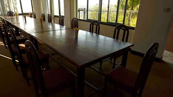 Pequenos-almoços servidos, cozinha local e internacional