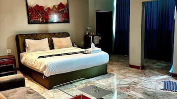 VIP Room | Minibar, cofre no quarto, secretária, quartos insonorizados