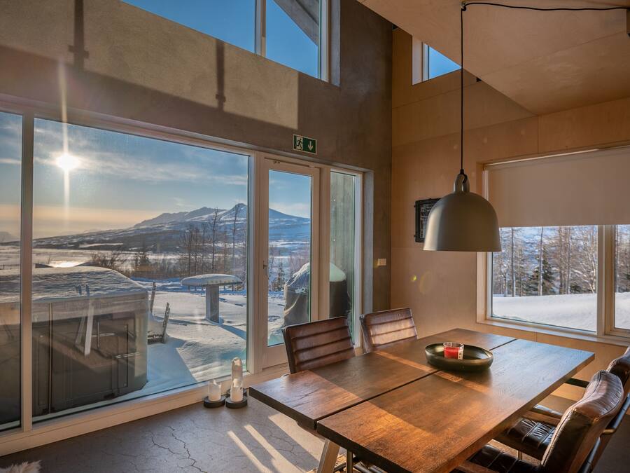 Apartamento, 2 quartos, vista para o mar (Kotabyggð 15, 601 Akureyri) | Sala de estar | Televisor de ecrã plano de 32 polegadas com canais de TV premium