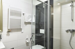 Quarto casal luxo | Banheiro | Chuveiro, secador de cabelo, toalhas de banho 