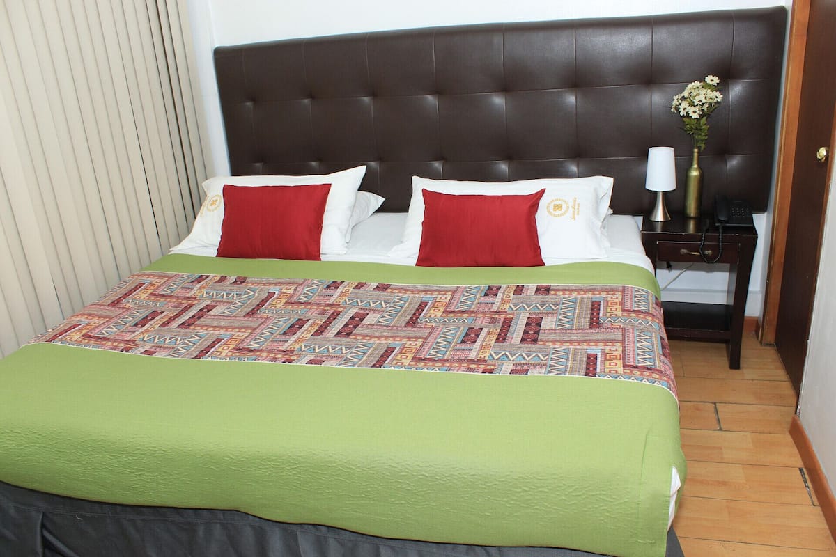 Roupas de cama premium, escrivaninha, Wi-Fi de cortesia