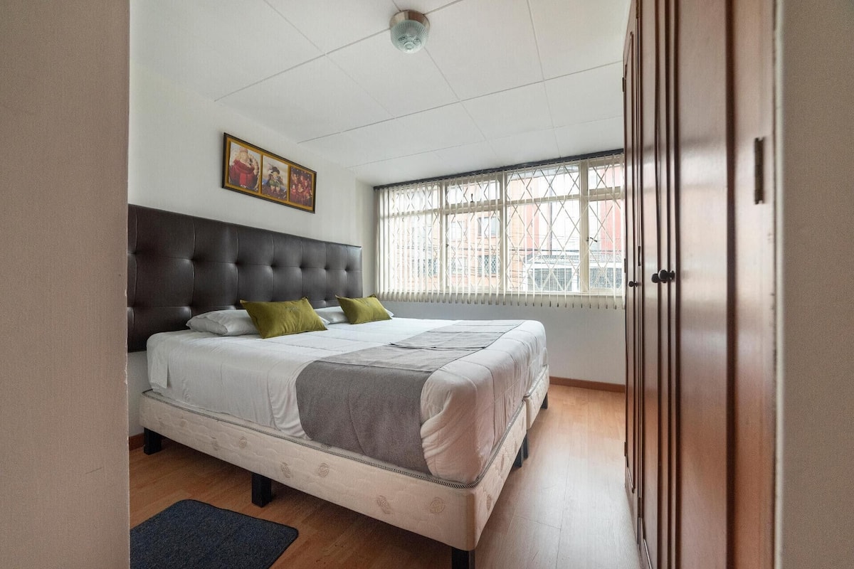 Roupas de cama premium, escrivaninha, Wi-Fi de cortesia