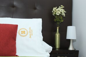 Quarto Quádruplo Standard, 1 quarto | Roupa de alta qualidade, secretária, Wi-fi grátis 