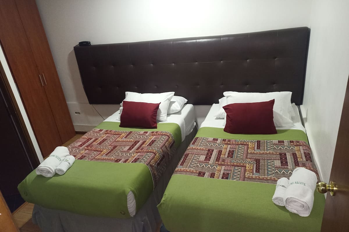 Roupas de cama premium, escrivaninha, Wi-Fi de cortesia