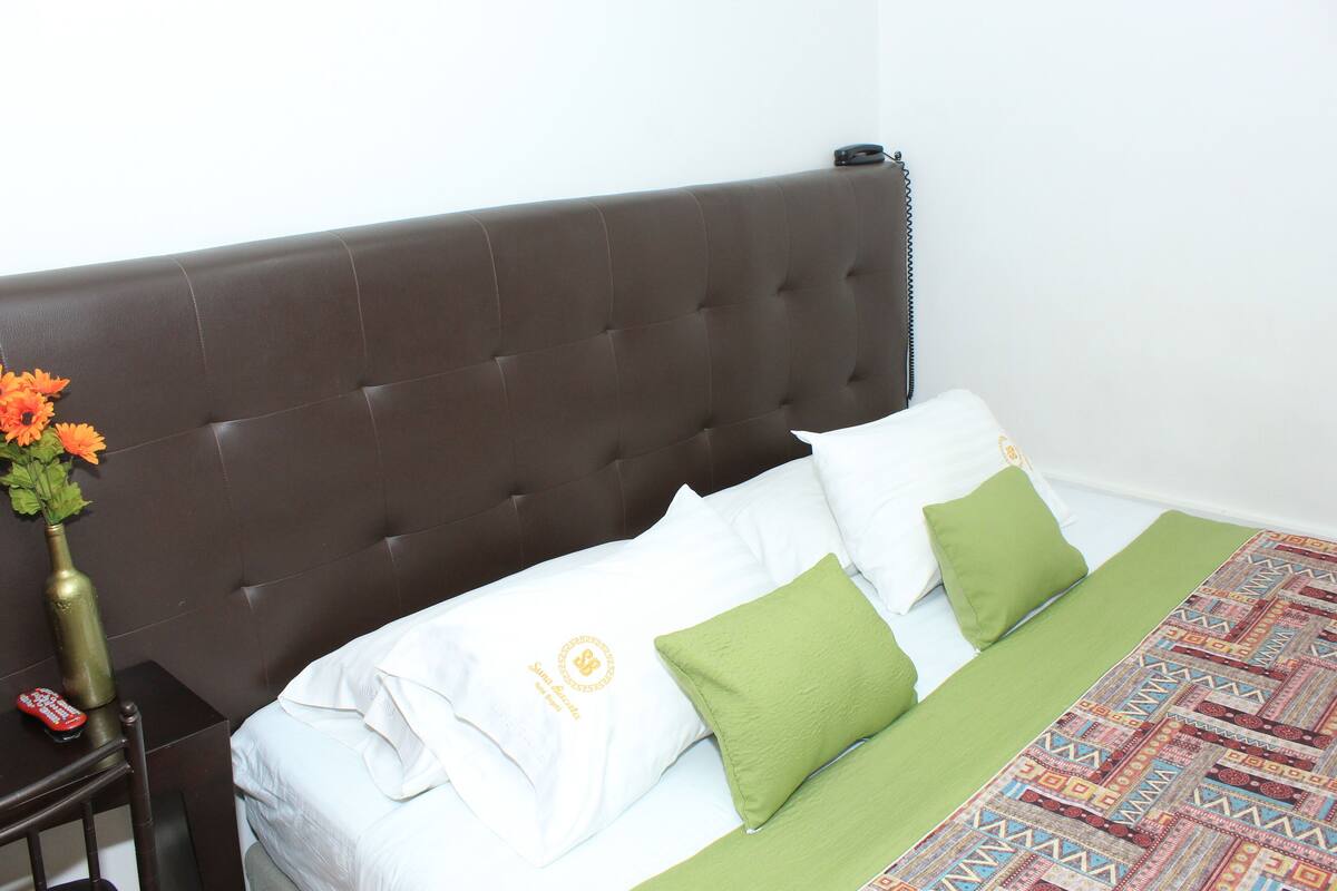 Quarto solteiro standard | Roupas de cama premium, escrivaninha, Wi-Fi de cortesia