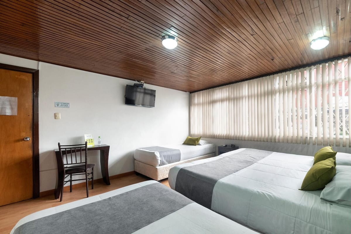 Roupas de cama premium, escrivaninha, Wi-Fi de cortesia