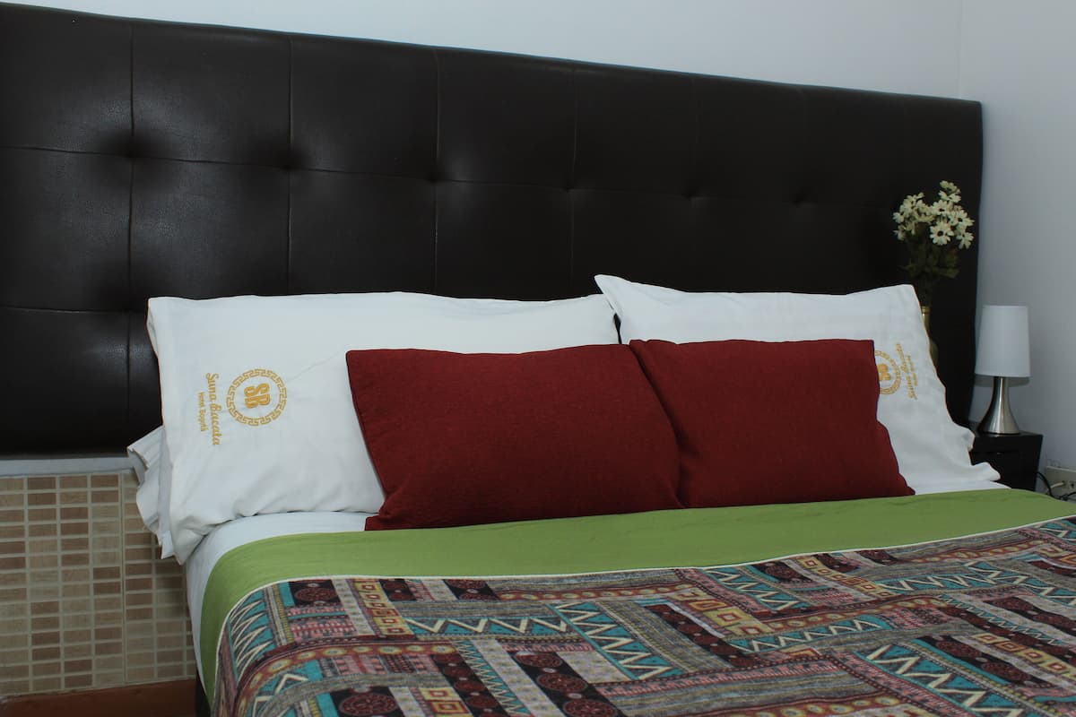 Quarto casal | Roupas de cama premium, escrivaninha, Wi-Fi de cortesia