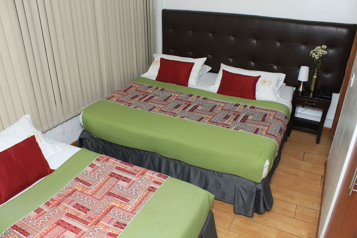 Quarto triplo | Roupas de cama premium, escrivaninha, Wi-Fi de cortesia