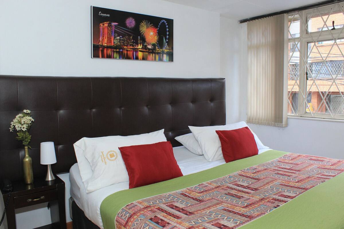 Roupas de cama premium, escrivaninha, Wi-Fi de cortesia