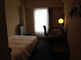 Quarto solteiro luxo, para não fumantes | Roupas de cama premium, edredons de pluma, escrivaninha