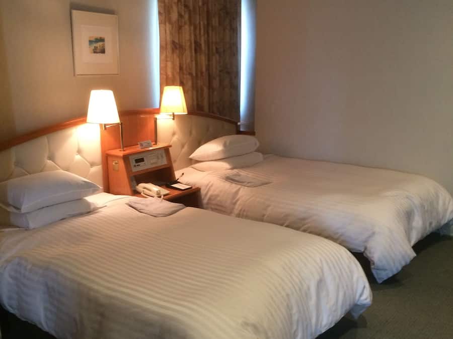 Secretária, cortinas/cortinados opacos, ferro/tábua de engomar