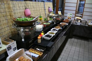 Pequeno-almoço tipo buffet diário (800 JPY por pessoa)