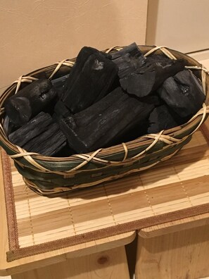 Uma combinação polibã/banheira, chinelos, toalhas fornecidas 