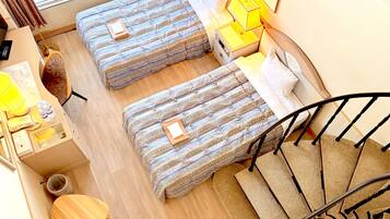 Roupa de alta qualidade, cofre no quarto, roupa de cama fornecida