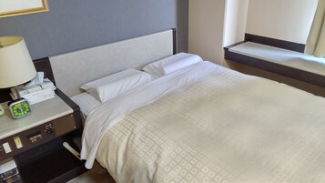 Quarto Familiar, Fumadores (1 Queen Size Bed + 2 Semi Double Beds) | Secretária, roupa de cama fornecida 