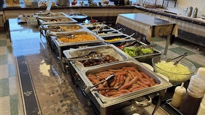 Pequeno-almoço tipo buffet diário mediante uma taxa 