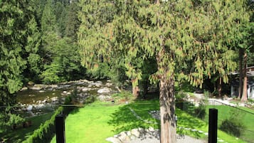 Quarto, 1 cama king-size, varanda, vista para o rio (Capilano) | Terraço/pátio interior